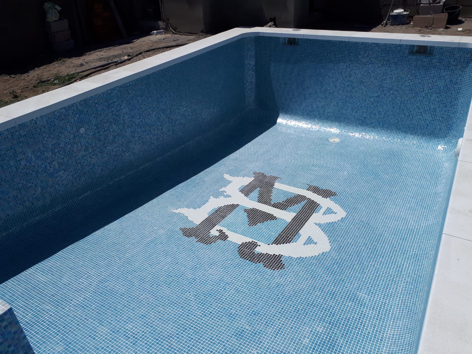 Piscina con las letras B y M - Piscinas Campos